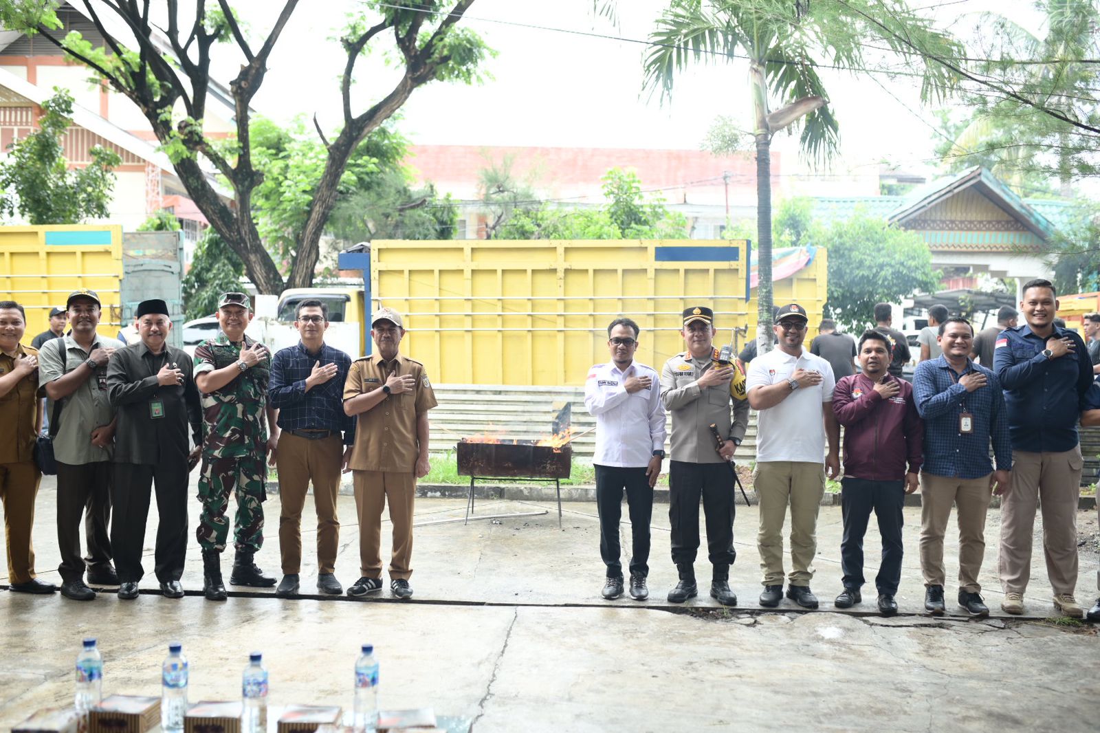 [FOTO] : Pemusnahan Sisa Surat Suara Rusak dan Pelepasan Secara Simbolis Distribusi Logistik ...
