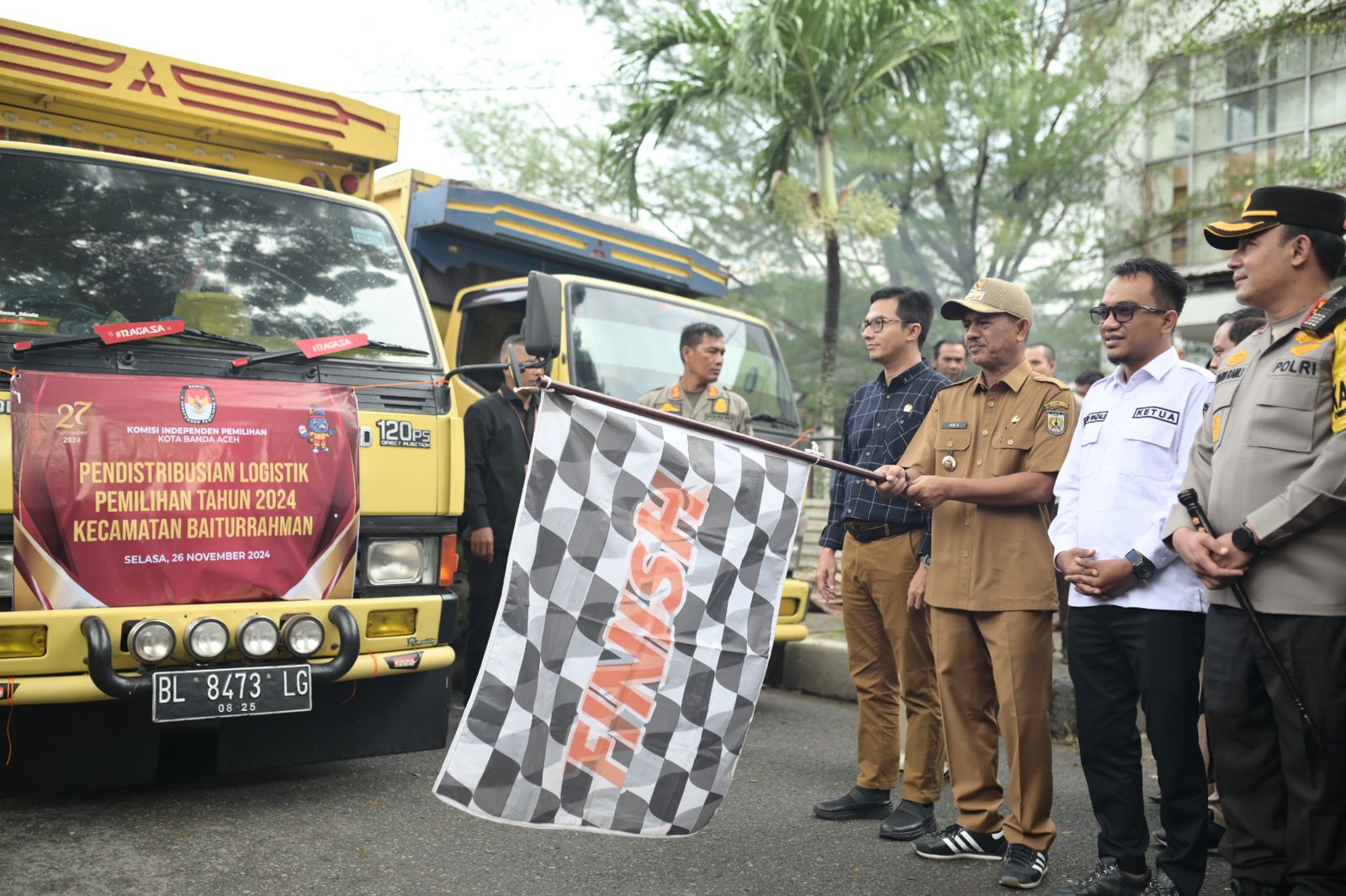 [FOTO] : Pemusnahan Sisa Surat Suara Rusak dan Pelepasan Secara Simbolis Distribusi Logistik ...